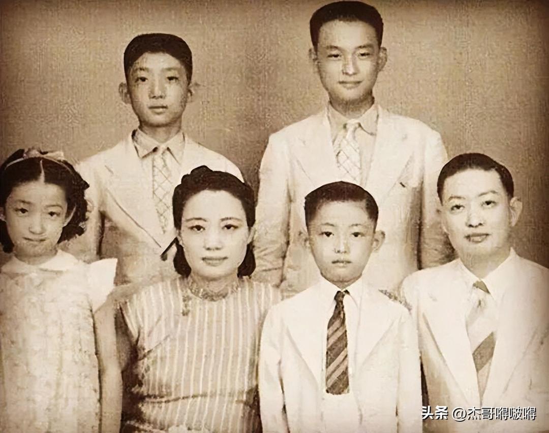 In 1943, the famous Peking Opera master Mei Lanfang took a precious ...