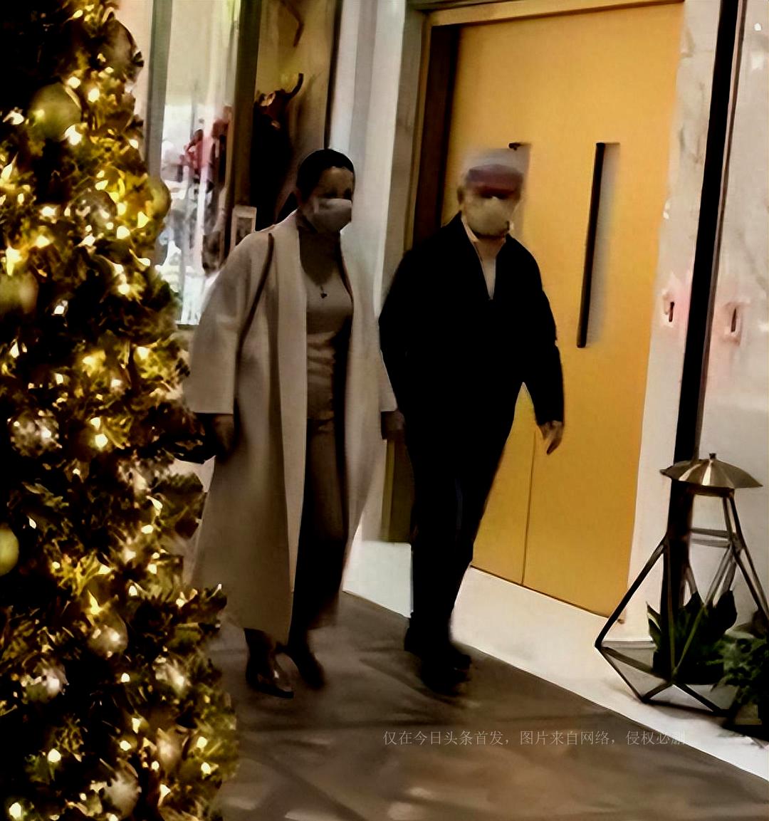 64-year-old Zhu Lingling goes shopping hand in hand with her wealthy ...