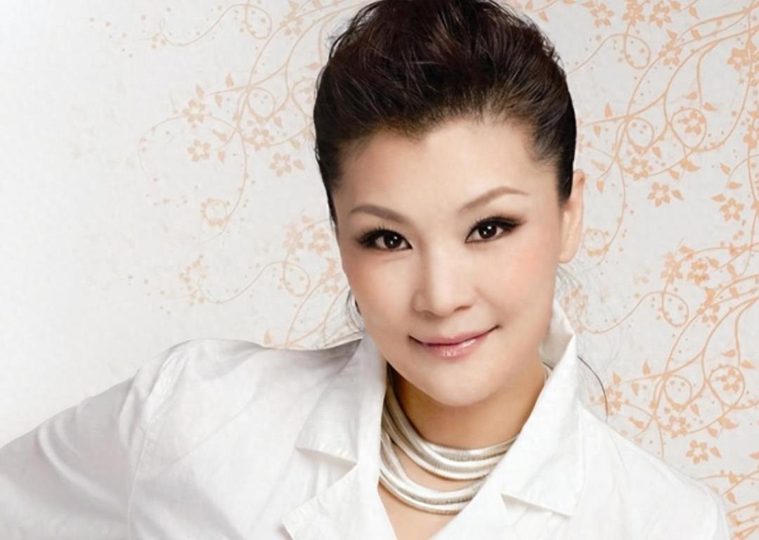 Military singer Fan Linlin: She lost her parents one after another at ...