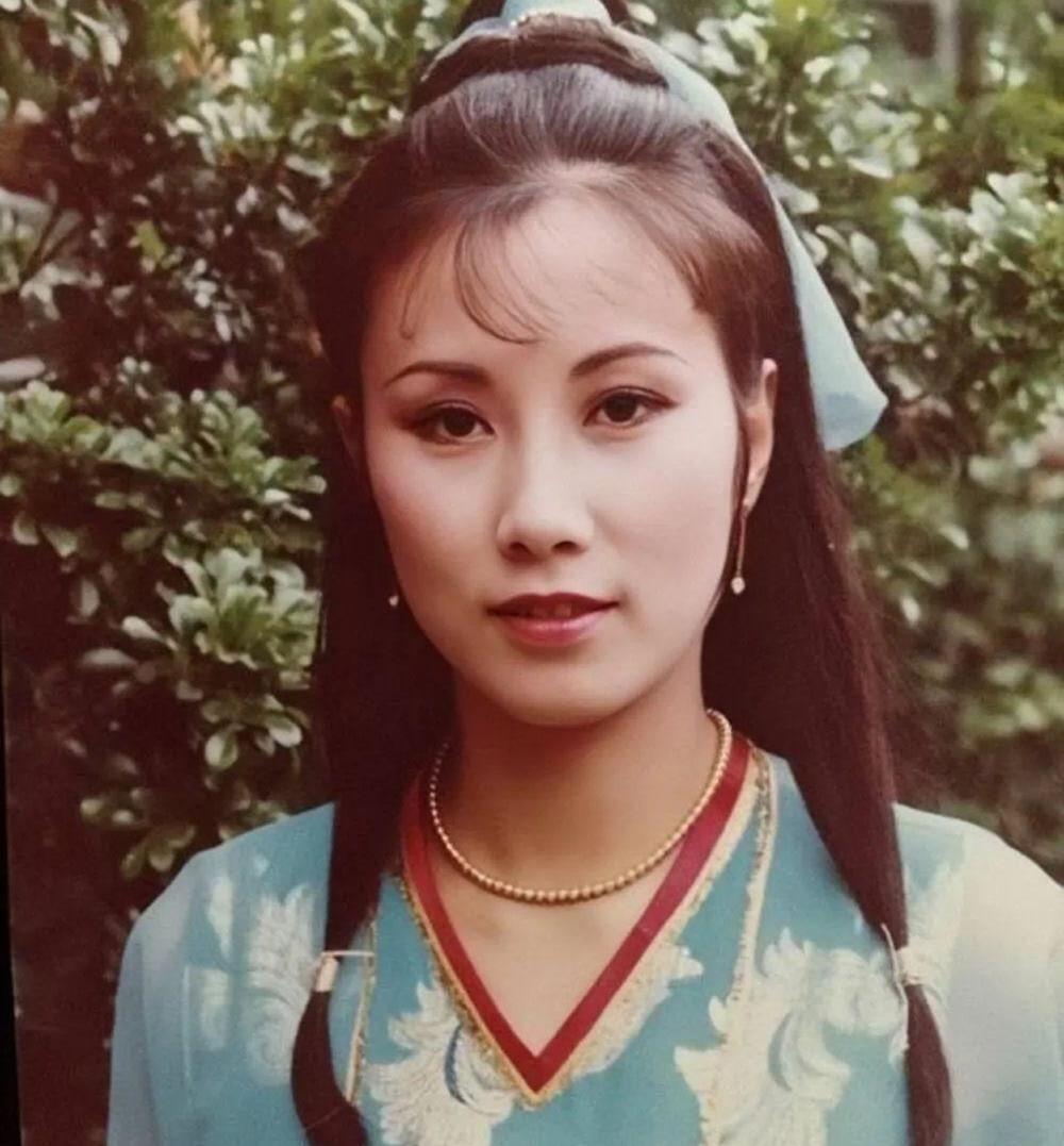 A selection of 10 classic songs by the famous singer Wang Mingquan. His ...