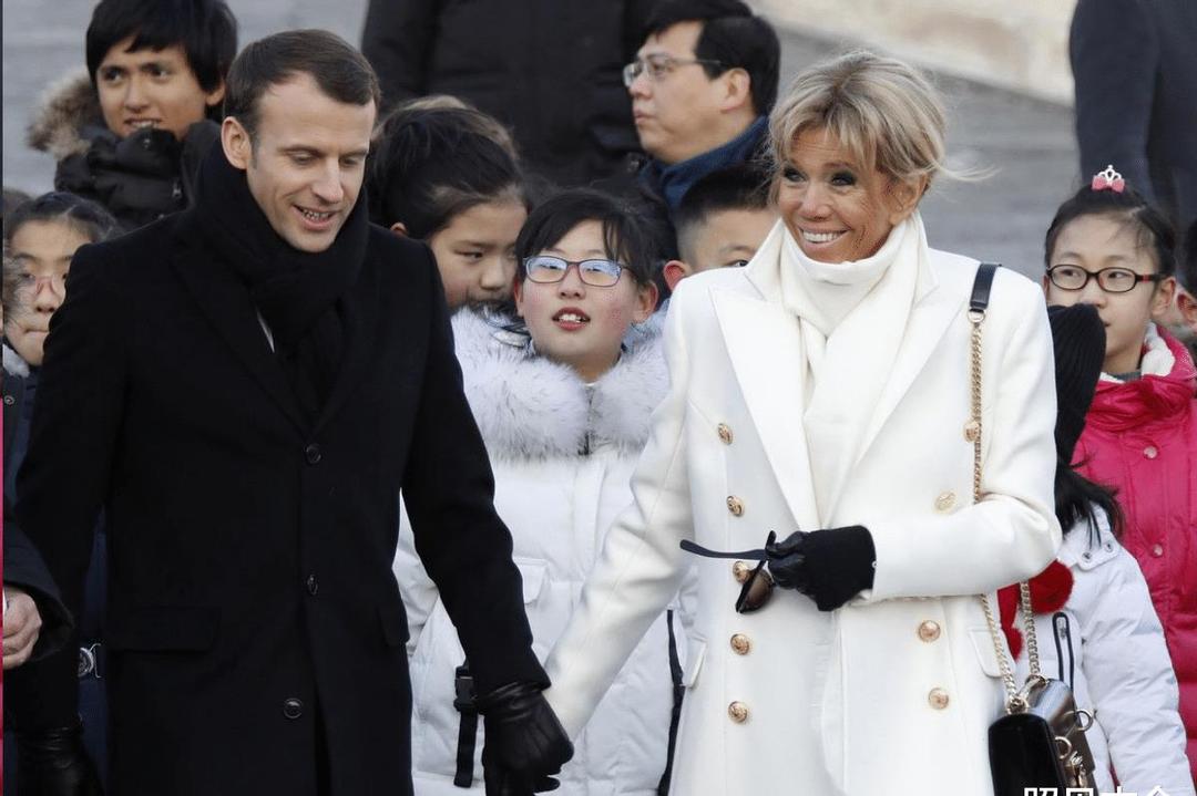 30 years of love! Macron kisses sweetly with his 24-year-old wife ...
