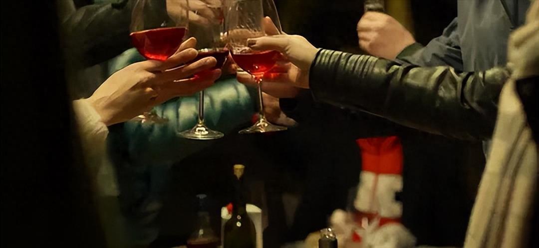 Reunion: The surprising secret of identity exchange! - iMedia