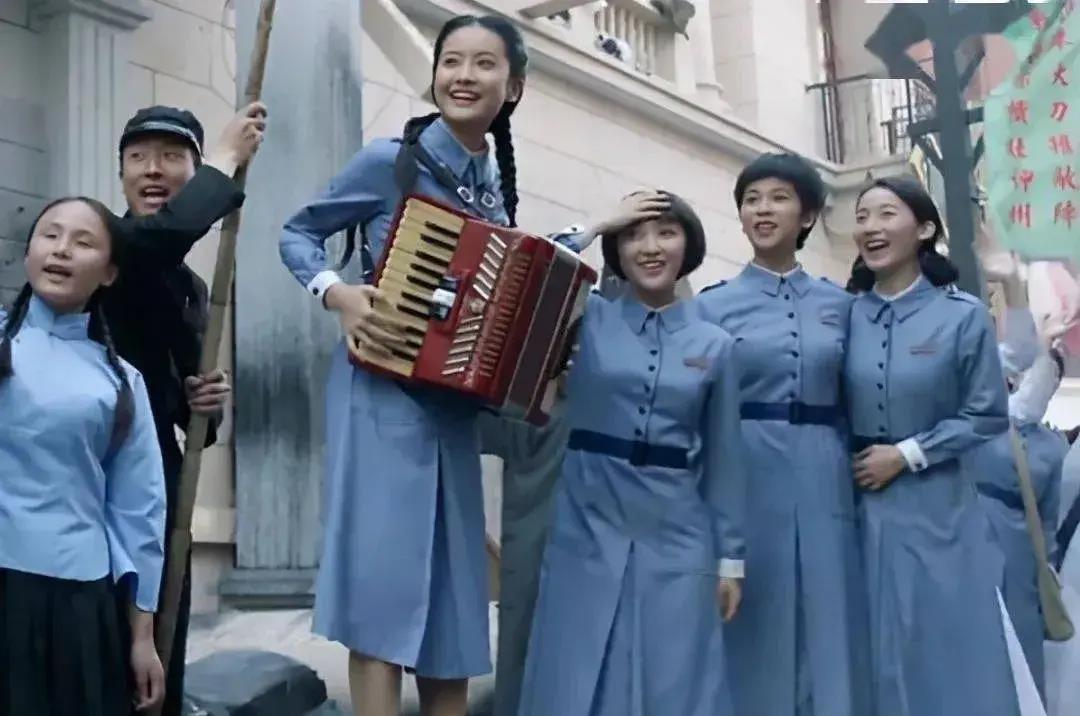 Song Yi's female soldier look paired with stockings has a special style ...