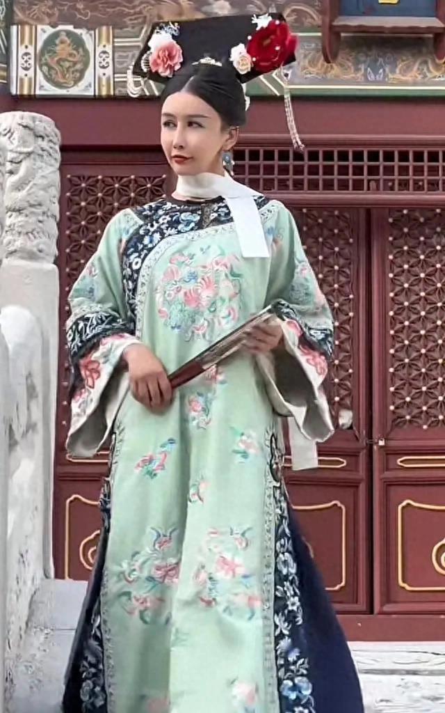 Actor Kim Mina is really popular. She has 50 dramas a month. She is ...