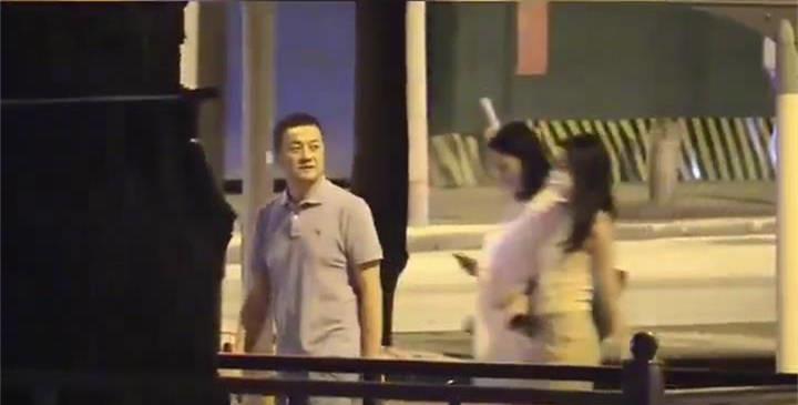 Too heartbroken! Li Yan and her stepmother walked hand in hand like sisters, Nicholas Tse has ...