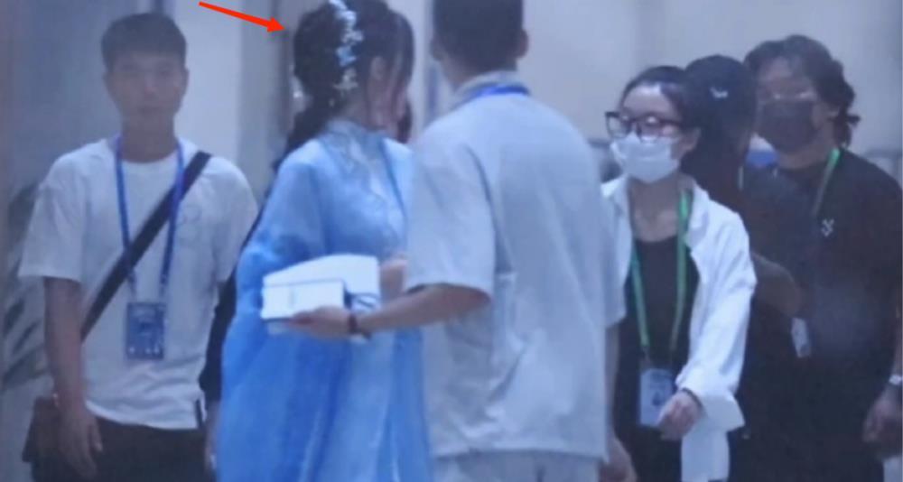 When 25-year-old Guan Xiaotong and 39-year-old Tang Yan stood together ...