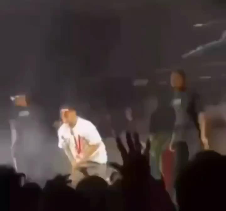 28-year-old singer Costa Teach died on stage, live footage exposed - iMedia