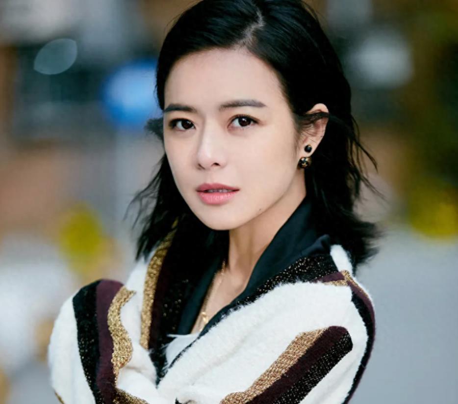 Host Chen Chen married singer Yu Di, who is 2 years younger. She gave ...