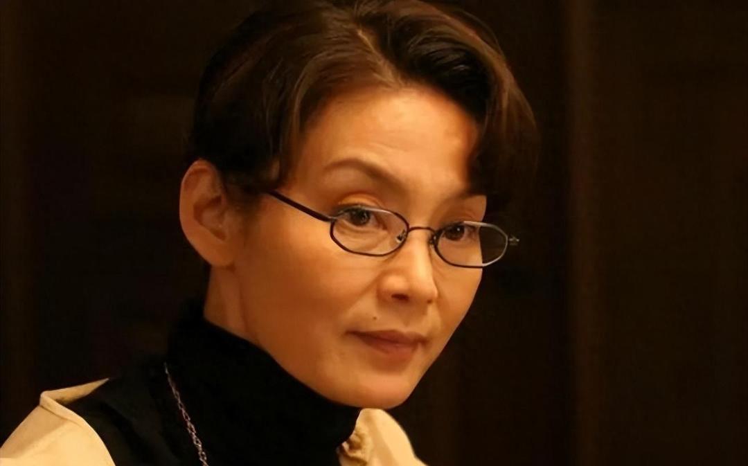 "Queen of Tragedy" Pan Hong: After ending a wrong marriage, she chose ...