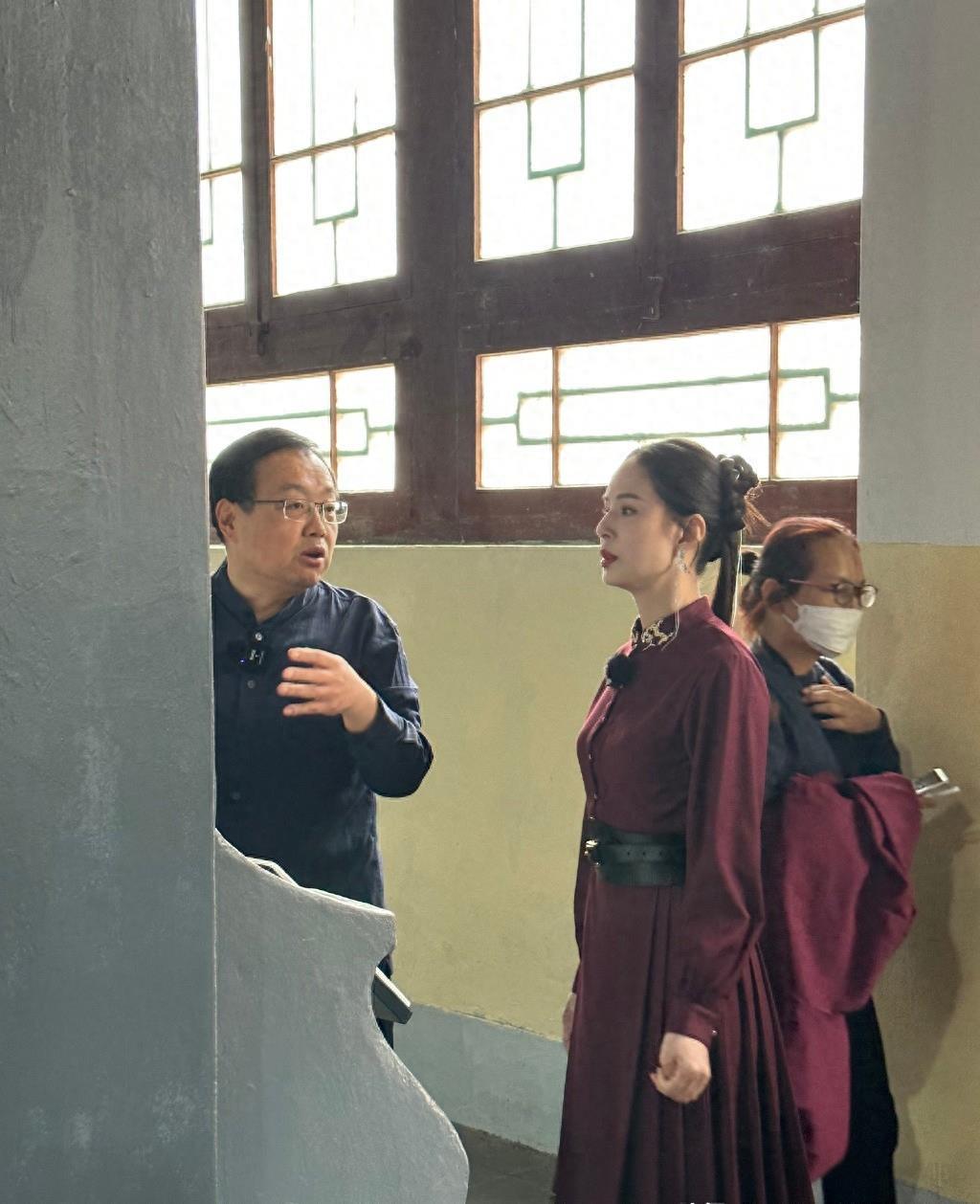 Li Ruotong appeared in ancient costume, revealing her age on her belly ...