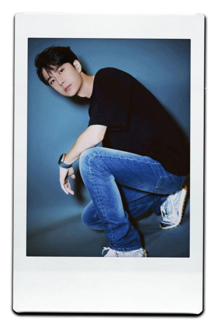 A while ago, Wang Yibo and Zhou Yutong wore retro sneakers Orbit from ...