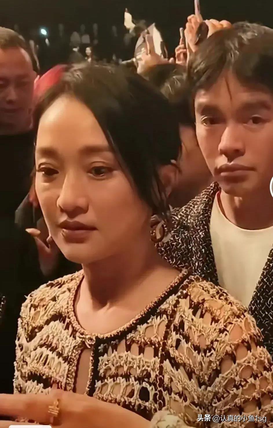 49-year-old Zhou Xun's recent exposure of her beauty-free appearance has sparked heated ...