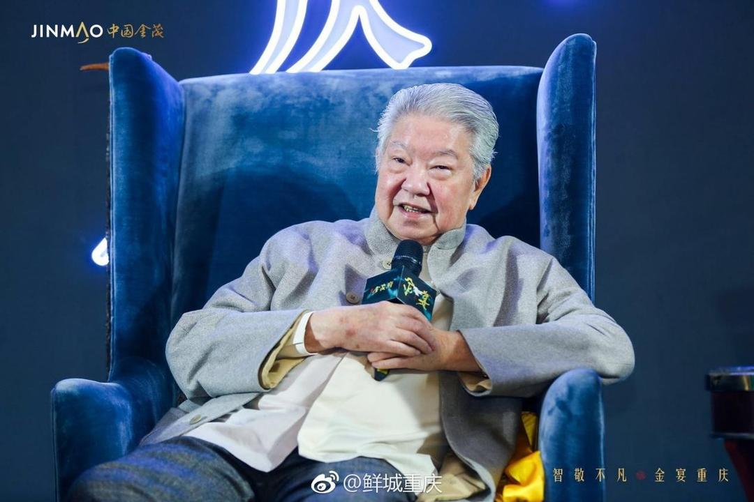A recent photo of 82-year-old Cai Lam! Sitting in a wheelchair and ...