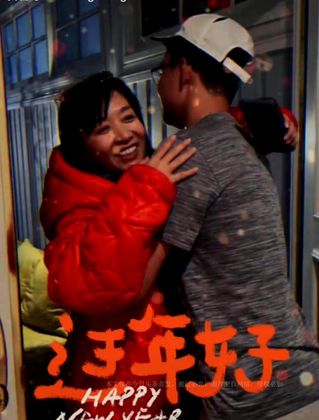 The host, Wang Fang, carried large bags and small bags for the Chinese ...