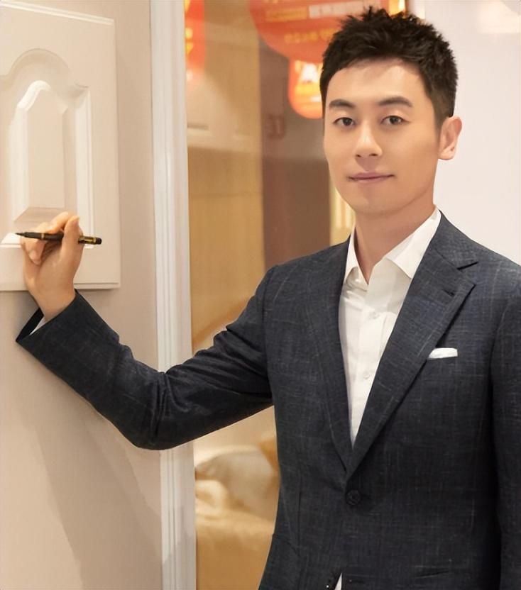 He has a close relationship with Huang Xuan and Liu Yifei. He mocks Guo ...