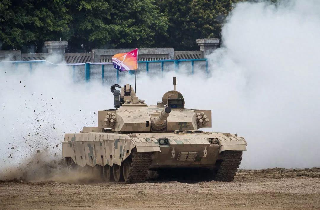 The domestic Type 85 tank is paralyzed on the roadside and becomes a ...