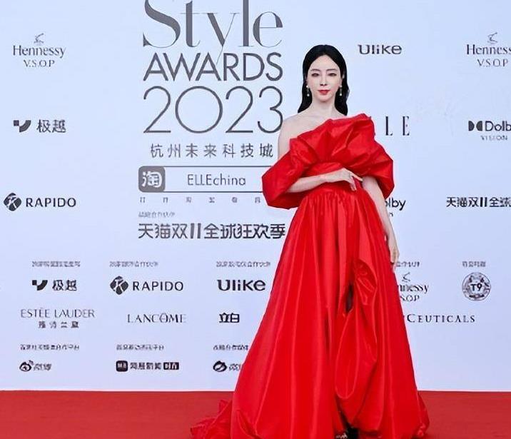 ELLE Festival: Li Sisi and Zhou Dongyu in red dress - iMedia