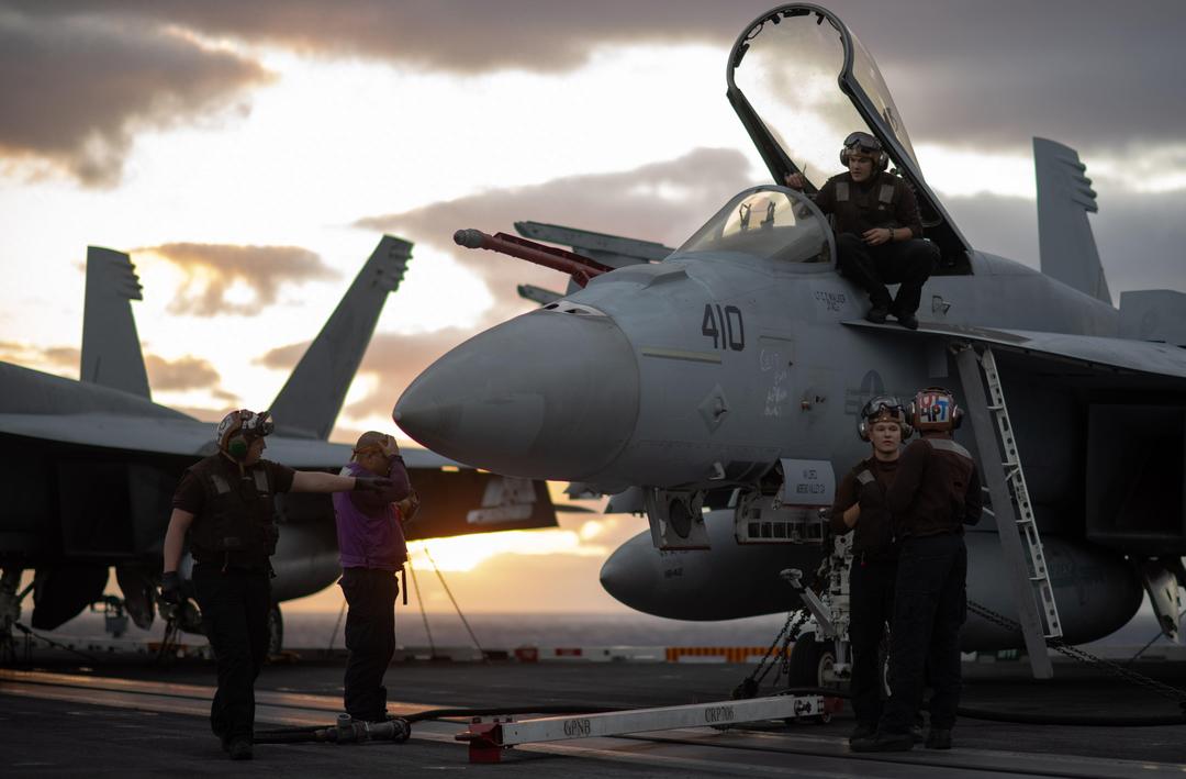 The Rap of China in the air: The F18 fighter jet takes off ...