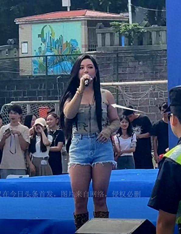 Jiang Yingrong appeared in a school performance, but it was ridiculous ...