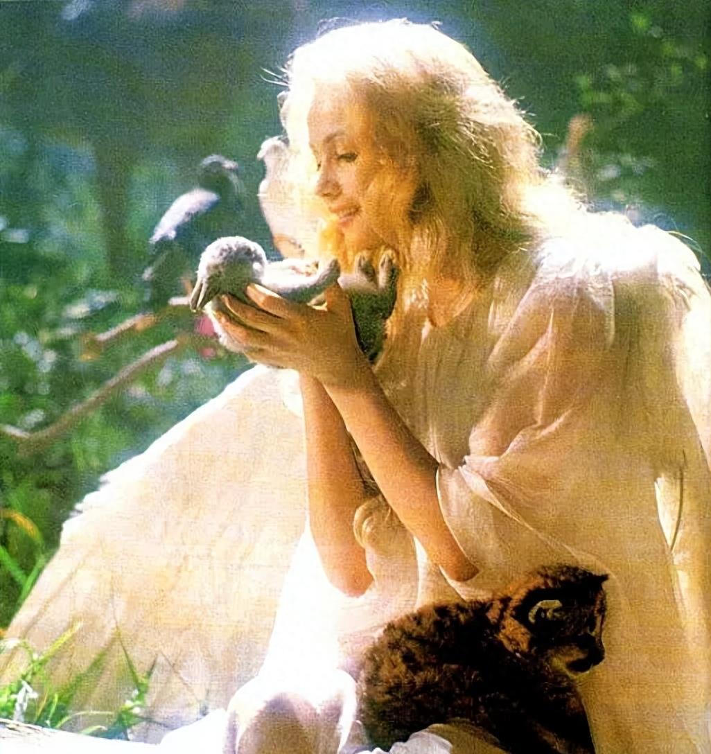 Emmanuelle Beard: Her angelic appearance stunned countless people in ...