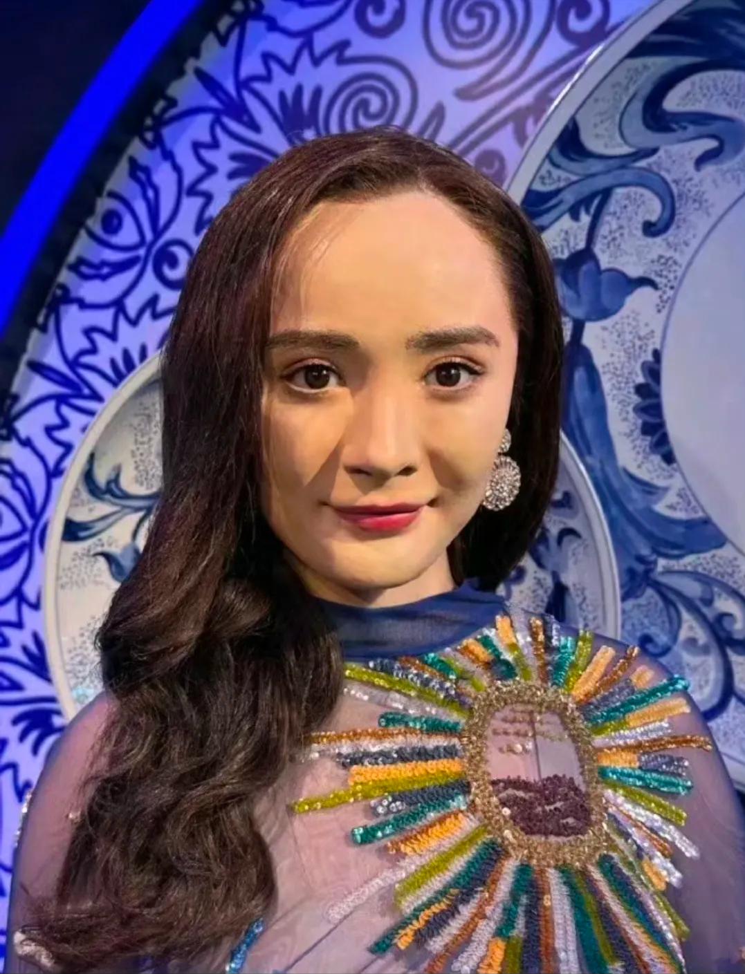 I wouldn't even take a second look at these celebrity wax figures! - iMedia