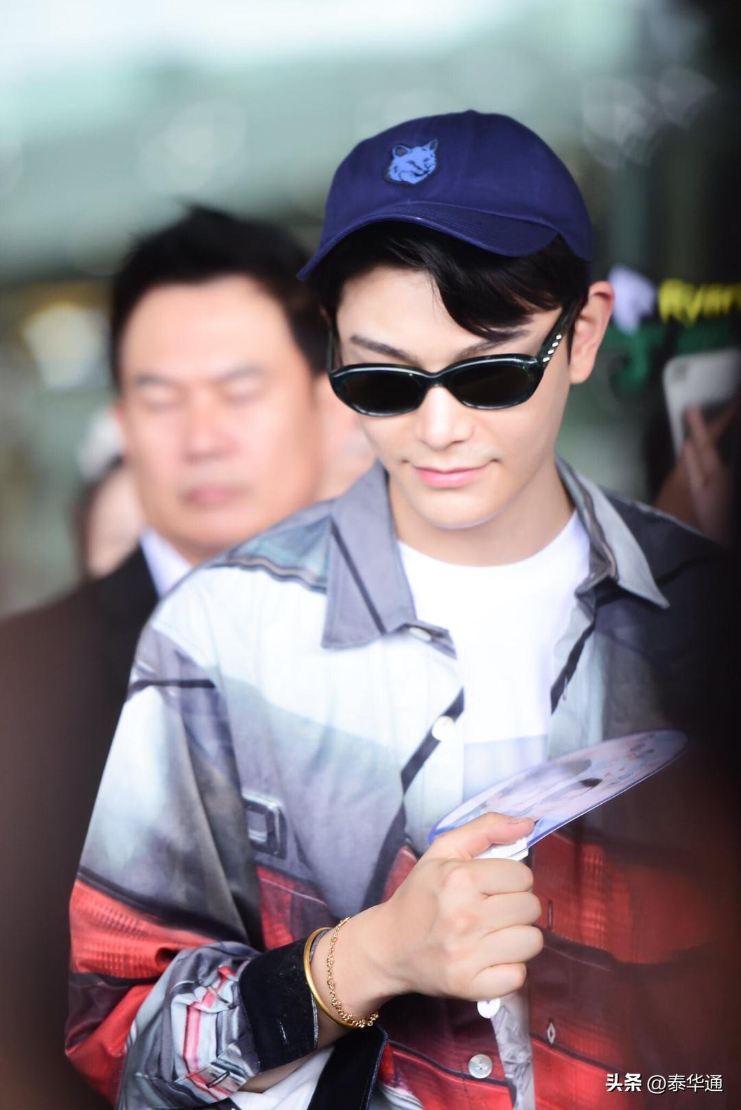 Chinese actor Ding Yuxi arrives at Fan Airport in Thailand and warmly ...