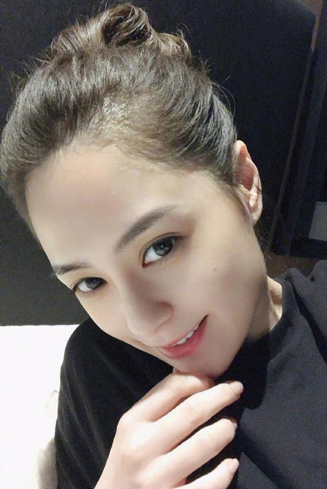 Gillian completely let go! Turn off the filter and take a selfie ...