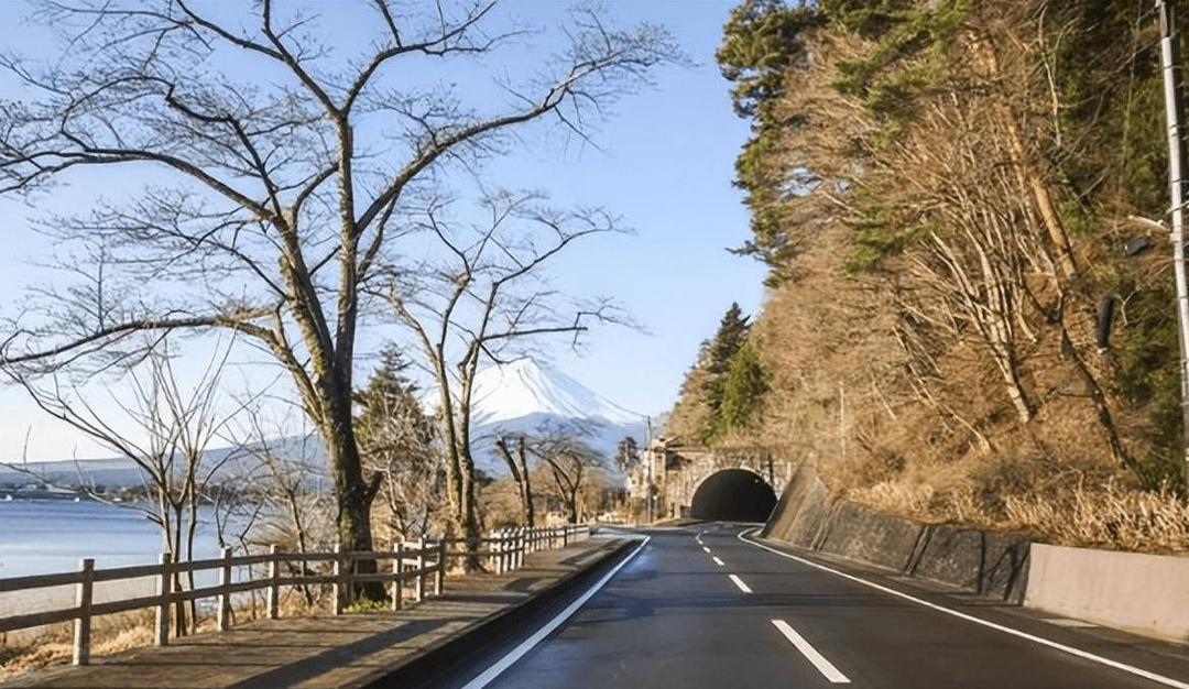 They are also asphalt roads. Why do Japanese roads remain new all year ...