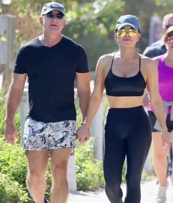 Bezos's girlfriend's birthday party: The birthday girl wore a T-shirt ...