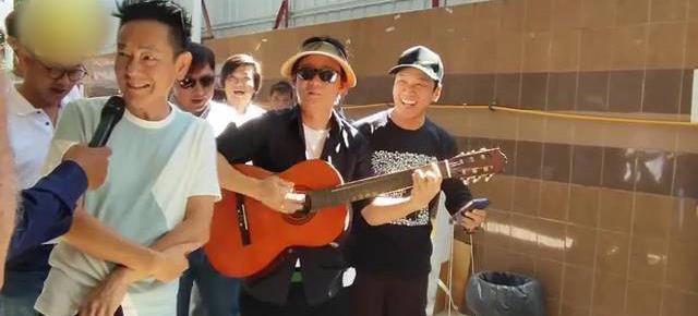 Singer Zhang Wenhui died suddenly while playing ball. A Niu sang a ...