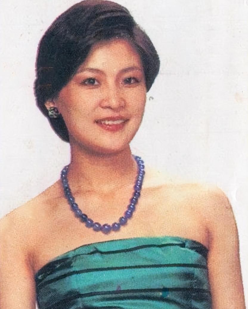 Singer Fan Linlin: Accompanying her deceased parents with two military ...