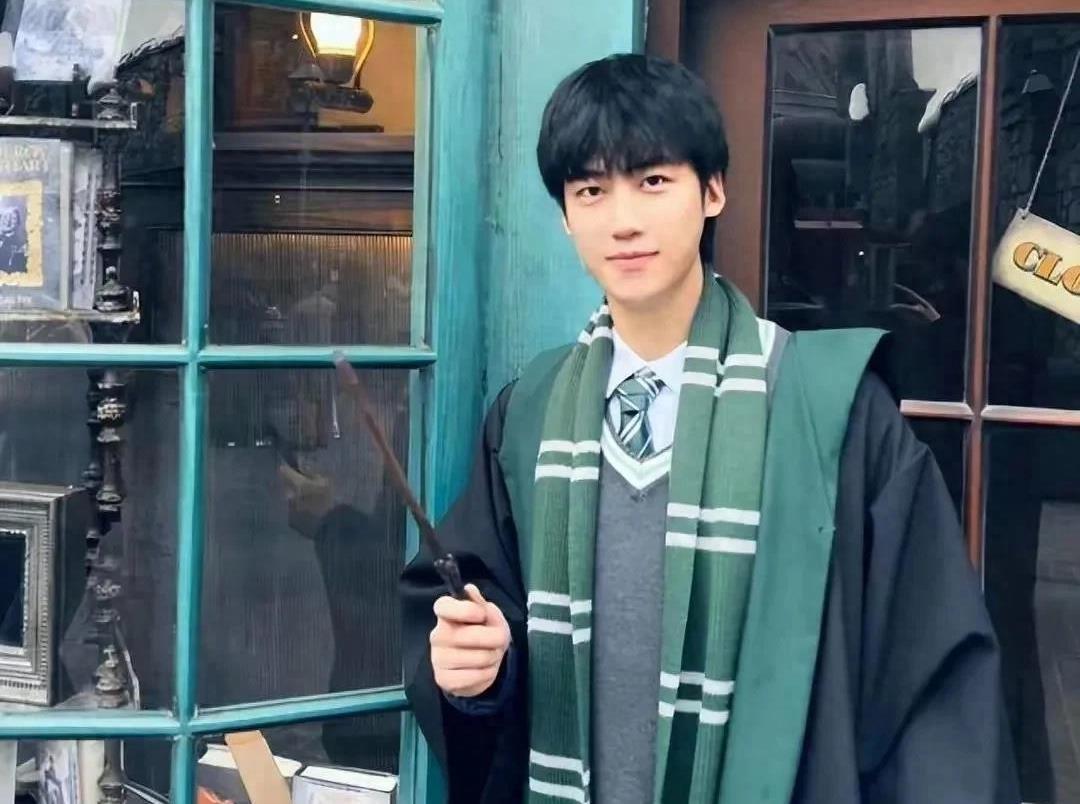 Actor Liu Feng unfortunately passed away at the age of 25. The cause of ...