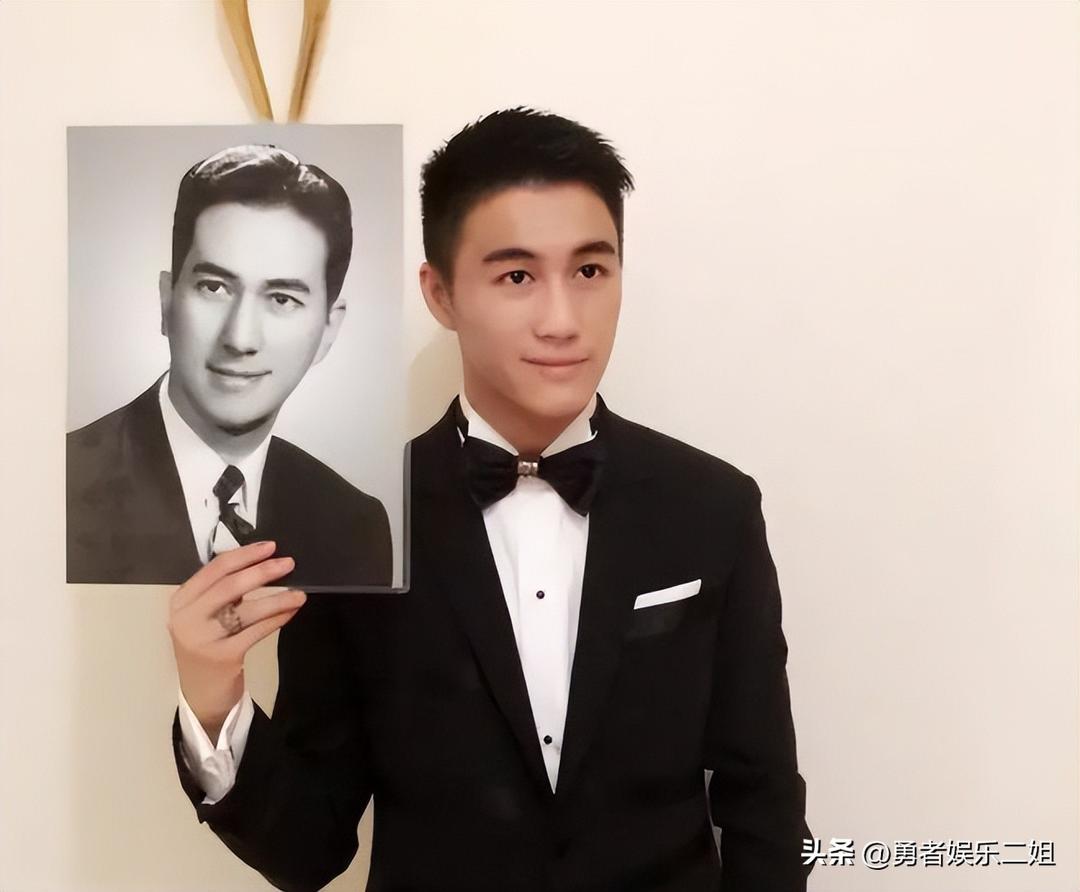 He Youjun and his wife appeared to receive the award, Xi Mengyao stood ...