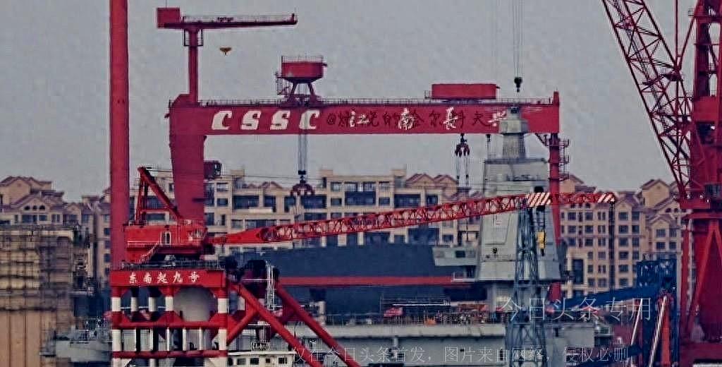 In Shanghai Jiangnan Shipyard, next to the People's Liberation Army's ...