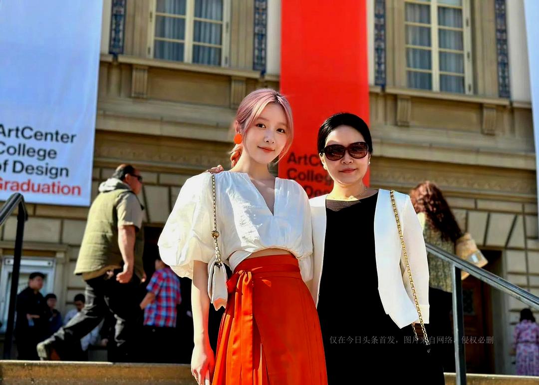 Stephen Chow's daughter took photos in a swimsuit and her figure is so ...