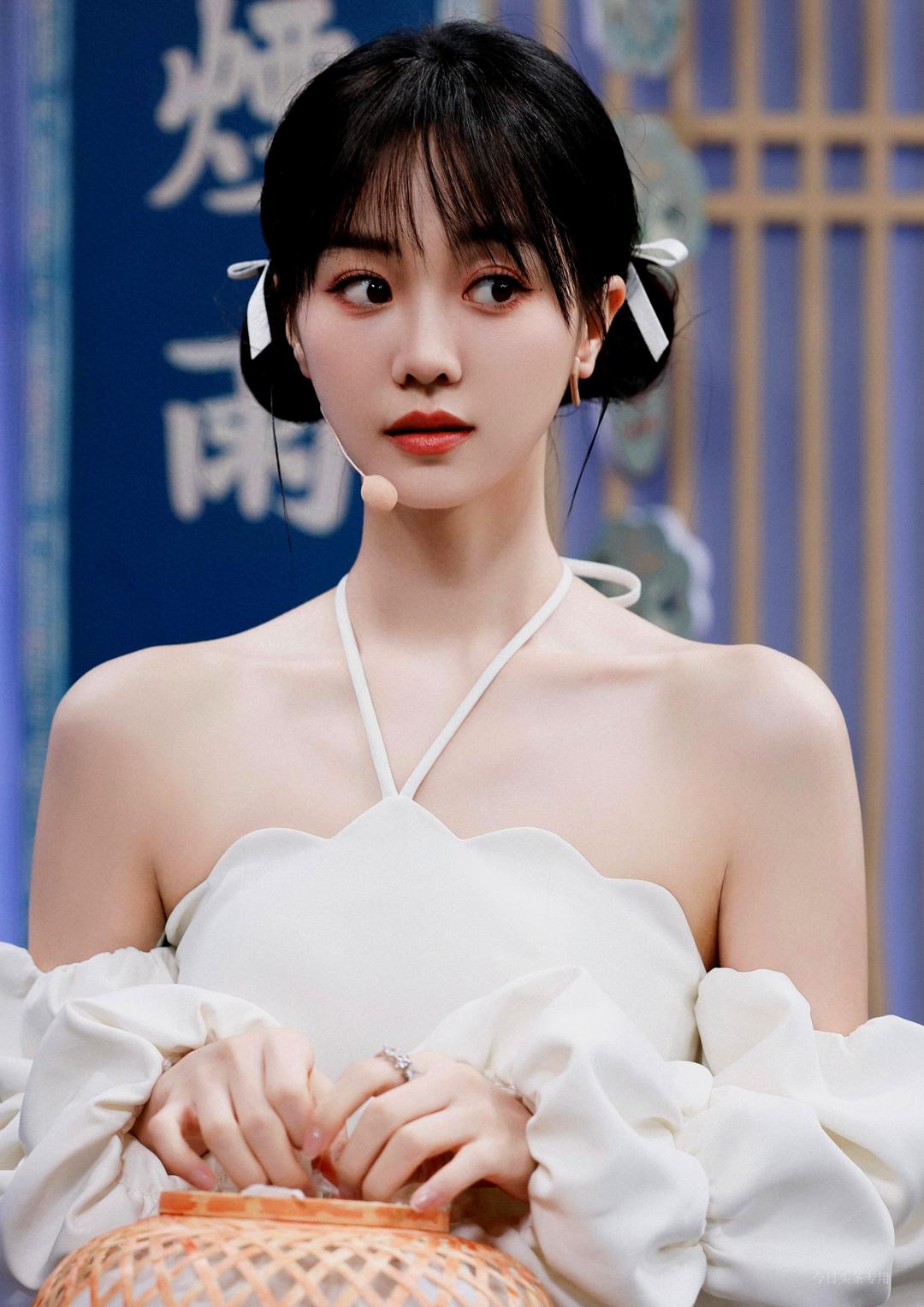 Hu Yixuan, the new young flower born after 95: a healing goddess with a ...