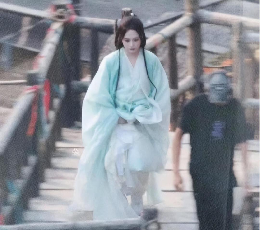 The middle-aged goddess Gillian, 42 years old, stunned the audience ...