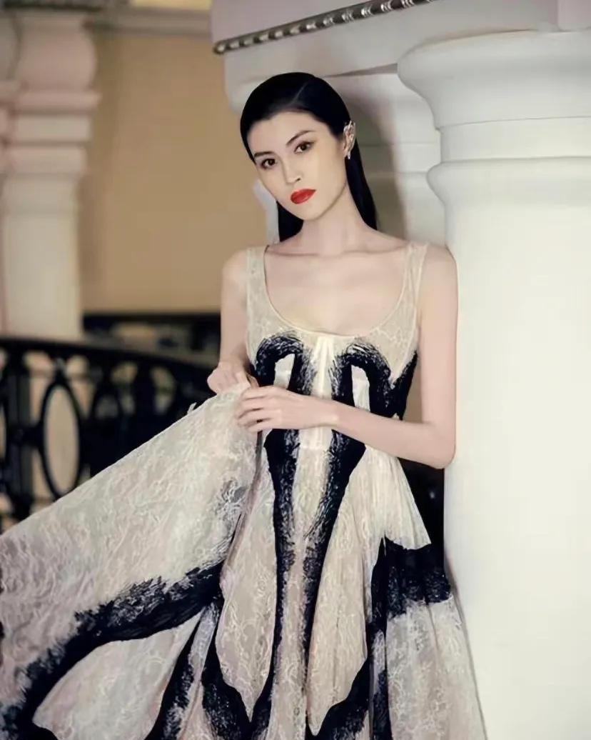 18 years ago, she made a living by smashing golden eggs for Li Yong ...