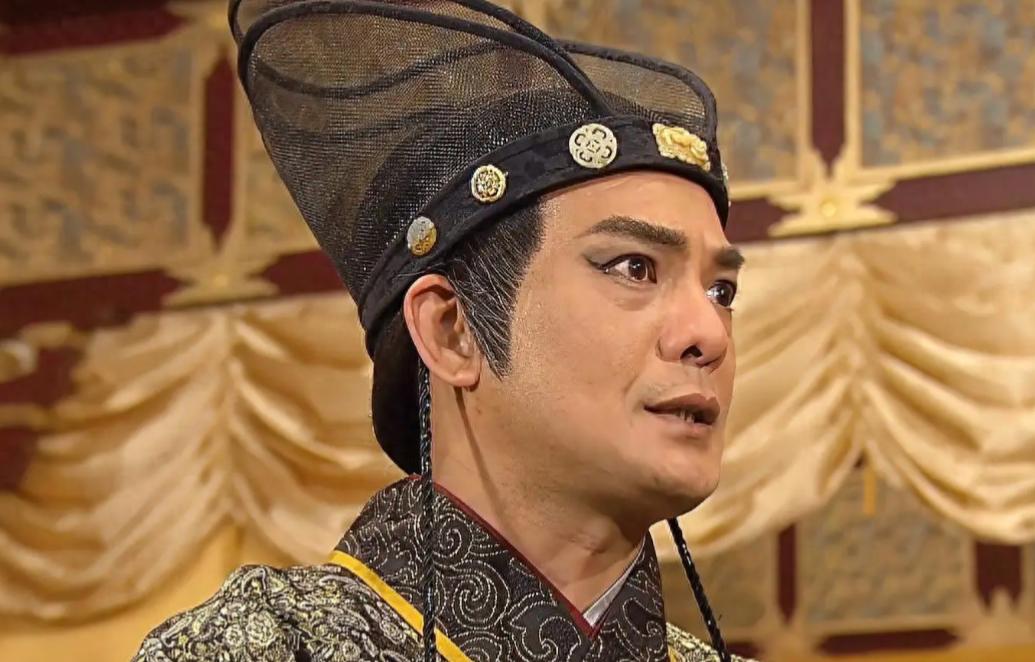 The eunuch pushed the stupid prince to the throne. The prince's first ...