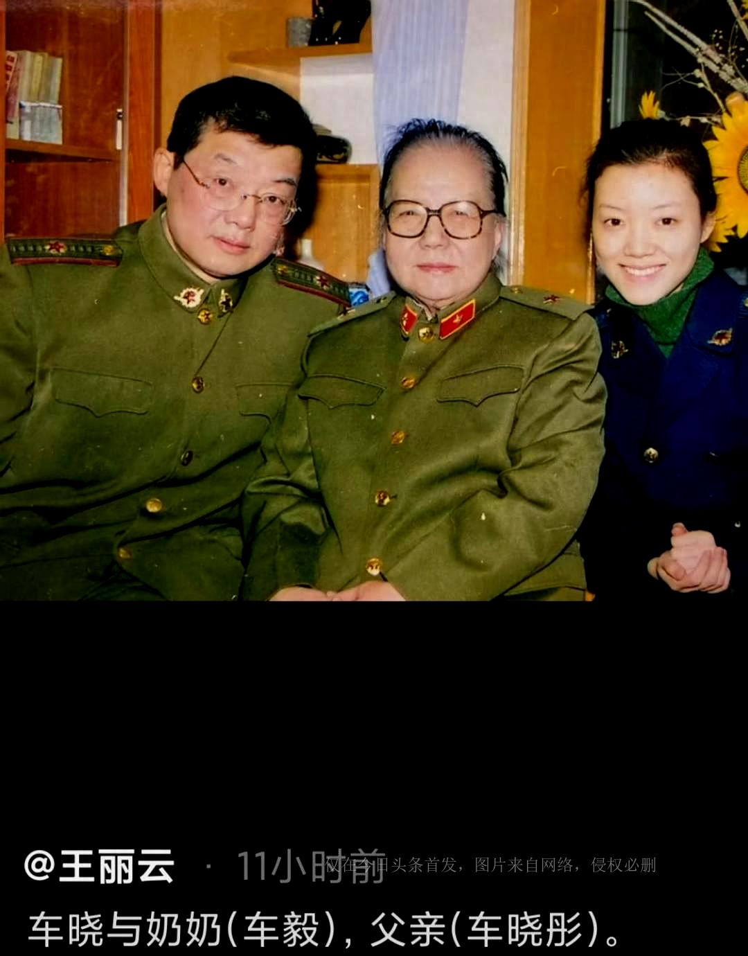 Che Xiao posted a family photo. Her 68-year-old father has white hair ...