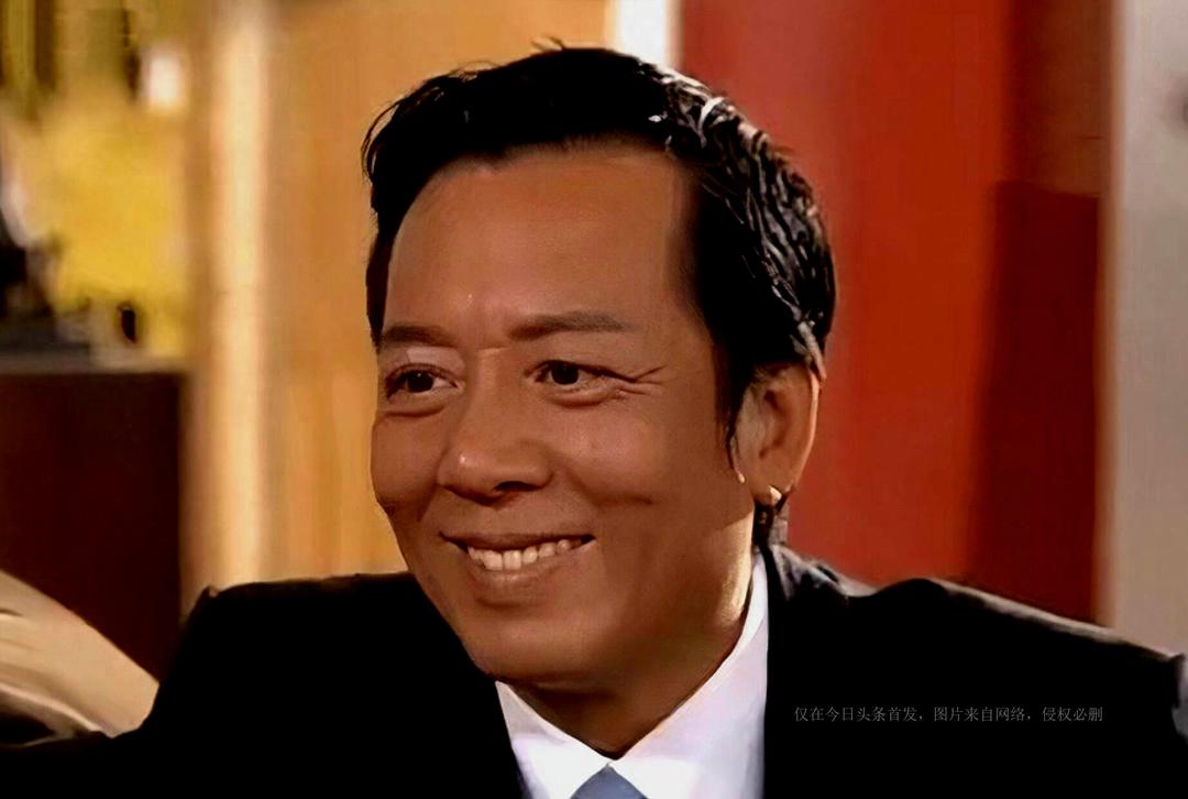 A well-known veteran actor from TVB never leaves his hand. He has white ...