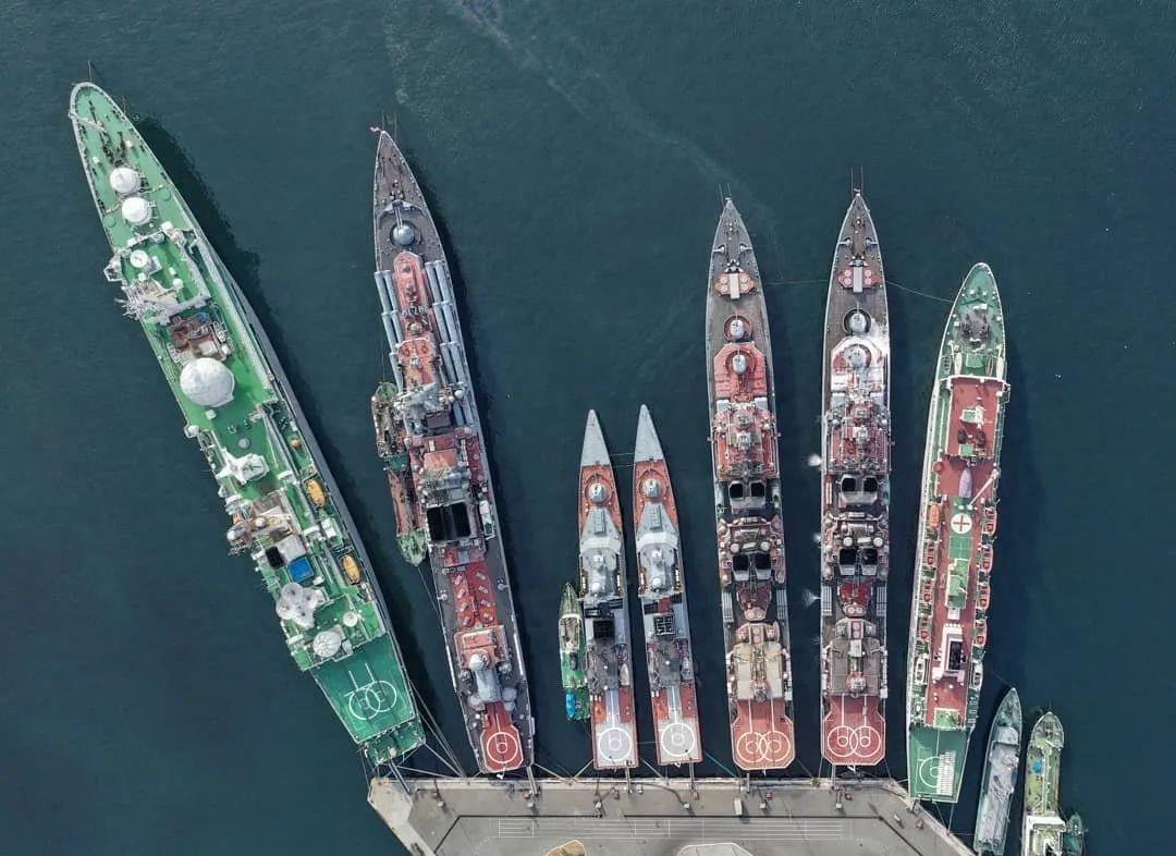 The "buttocks" are lined up to dock, and the photos of Chinese warships ...