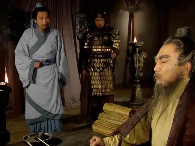 Cao Cao visited the government at night and saw Gao Rou falling asleep ...