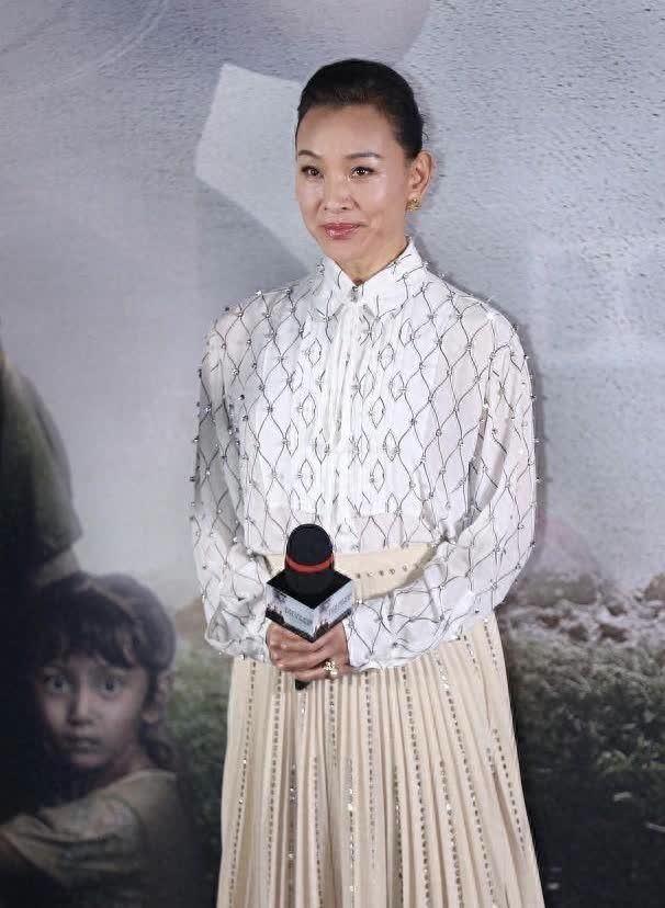 Chen Chong and Zhang Yu are in the same frame, with an age difference ...