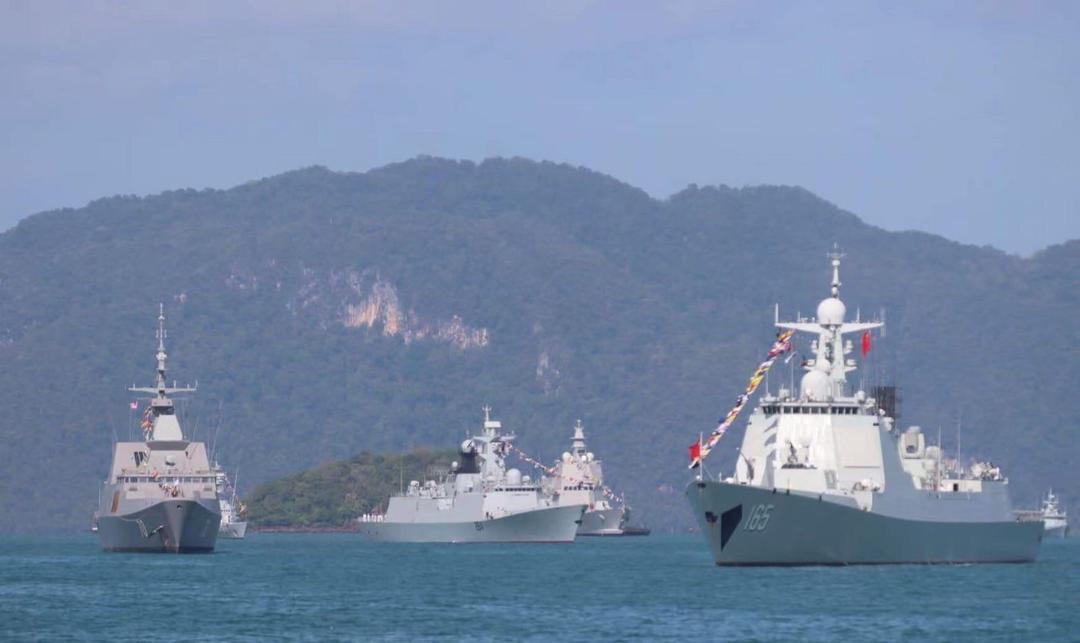 052D and the Japanese frigate photo! The top-level design is too craftsman, why so many hidden ...