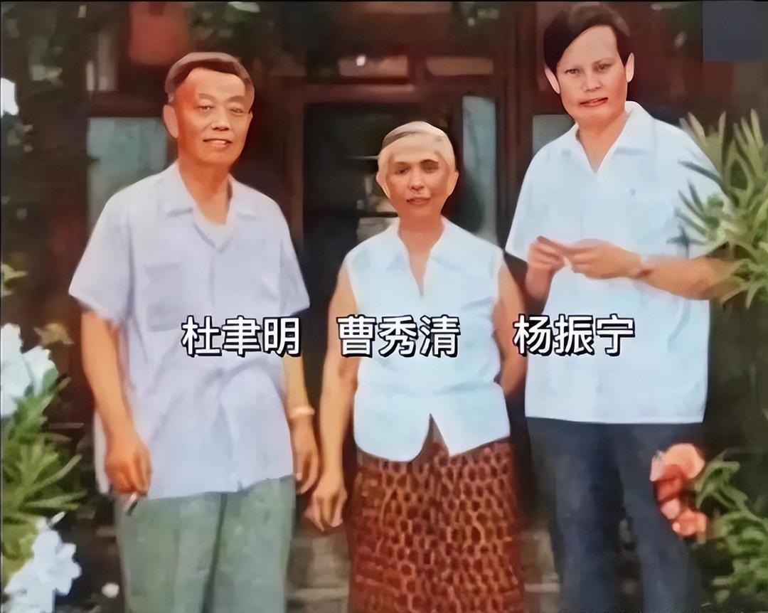 In 1971, Yang Zhenning took a precious photo with his father-in-law Du ...