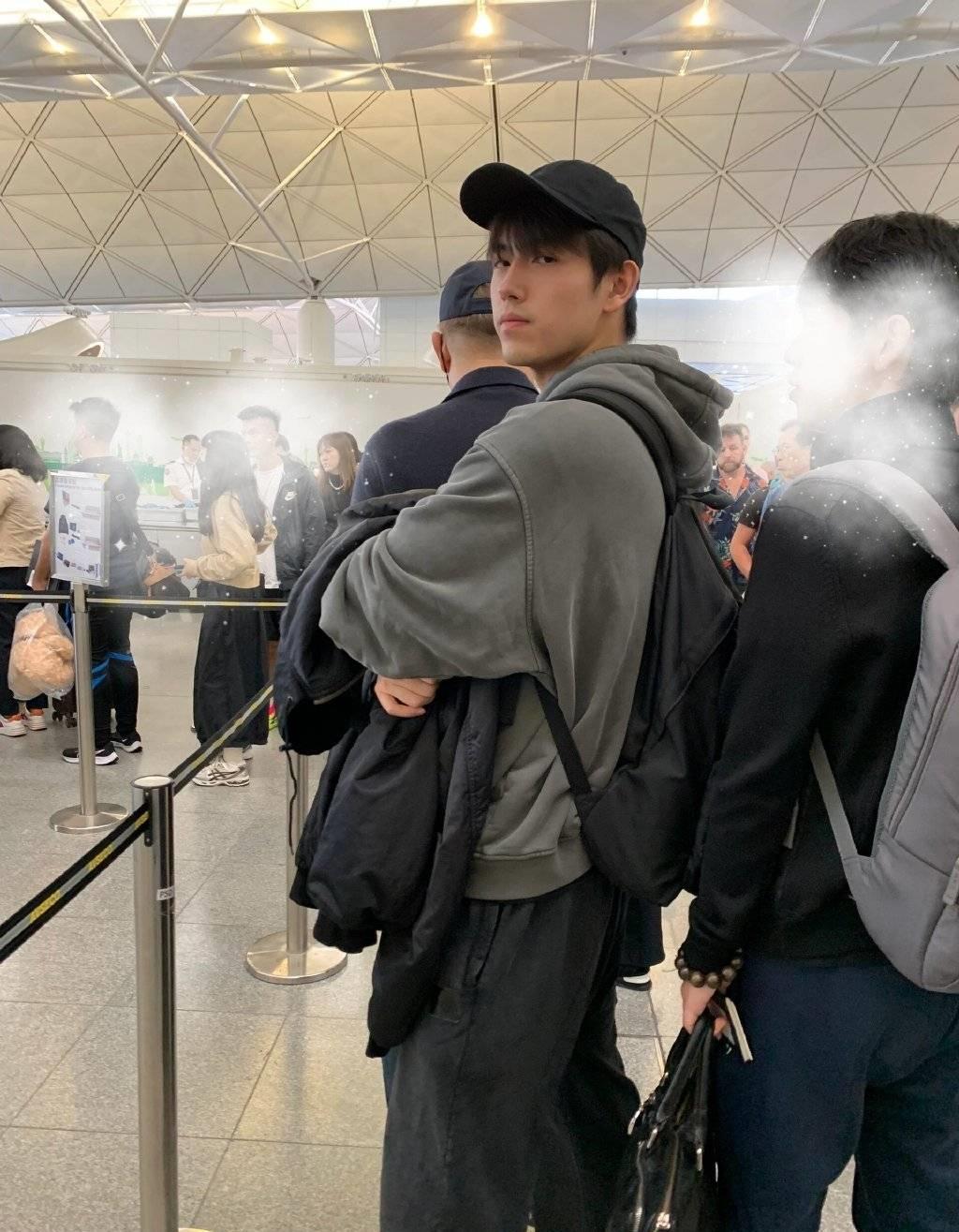 Chen Feiyu's family went on a trip. His father was tall and handsome ...