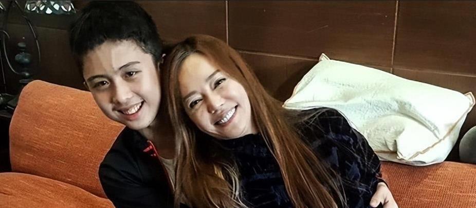 Breastfeeding for 12 years, the disabled actress Di Ying sent her son ...