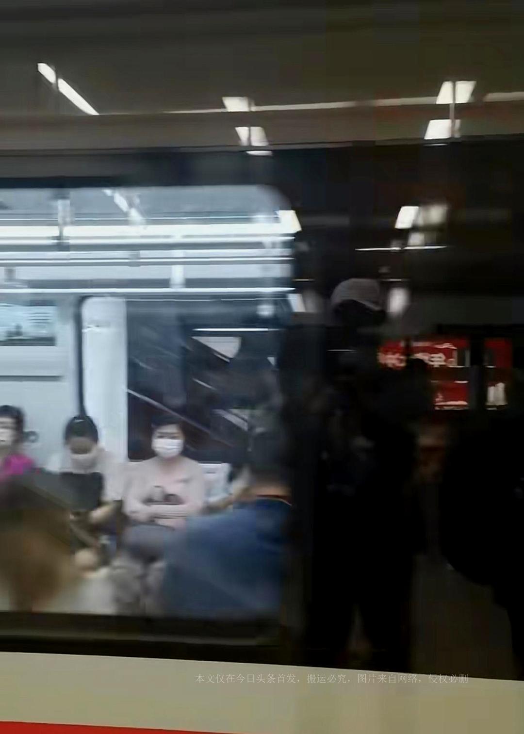 Liang Jian's old drama bone squeezes the subway to travel, eats small ...