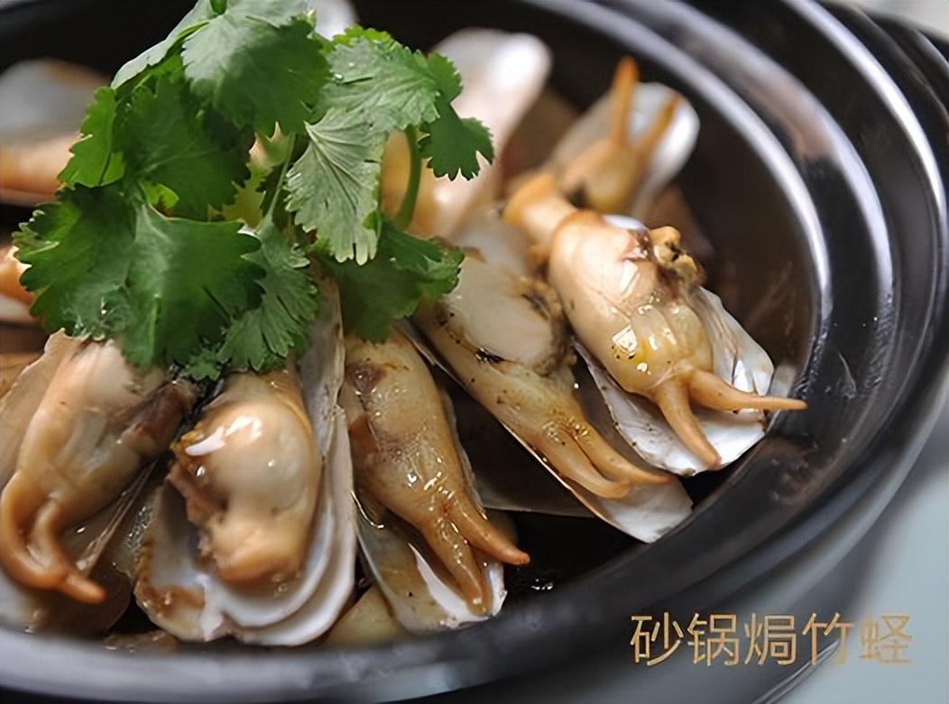 Braised razor clam meat with broad beans, children like to eat the ...